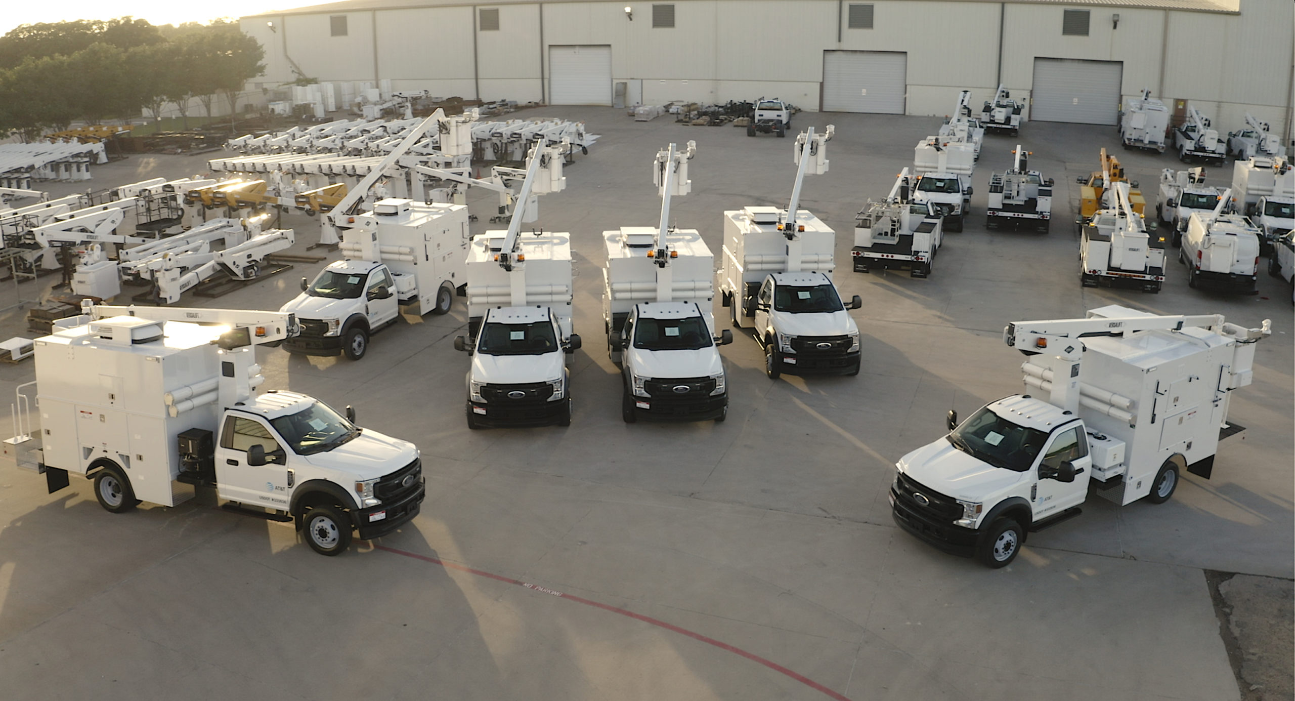 5G Bucket Trucks Versalift - Time Manufacturing Company